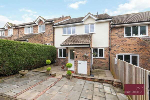 Guildford - Two Bedroom House With Garden - Guildford