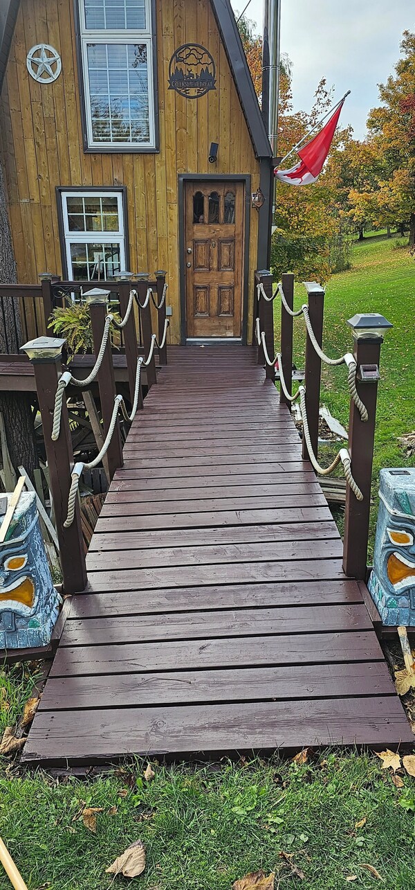 Treehouse In Cooks Mills Overlooking Lyons Creek, 15 Minutes From Niagara Falls - Niagara Falls