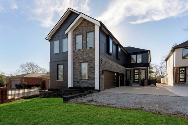 Luxury Modern Retreat: Heated Pool, Gym, Theater, Outdoor Kitchen, Wet Bar - Indianapolis, IN
