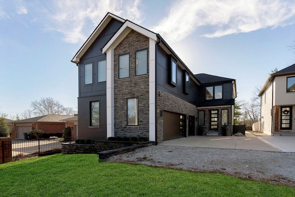 Stylish Surrey Park Home W/ Pool, Fire Pit, Gourmet Kitchen, Outdoor Grill + Bar - Indianapolis