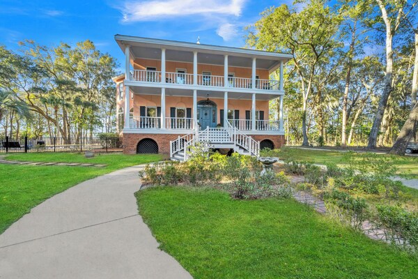 Bay Breeze Manor: Waterfront, Pool & Hot Tub, Game Room! - Charleston, SC