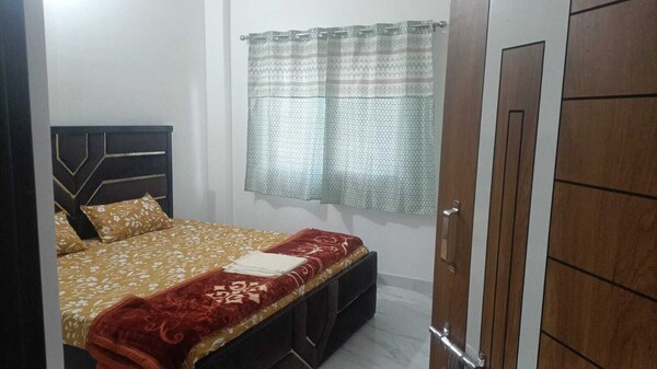 Spacious 8-bedroom Apartment With Ac And Hot Water, Wifi In Charming Varanasi - Varanasi