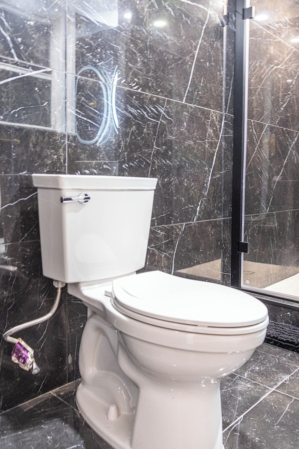 Luxury Garden Retreat  Newly Renovated With High-end Upgrades - Newburgh, NY