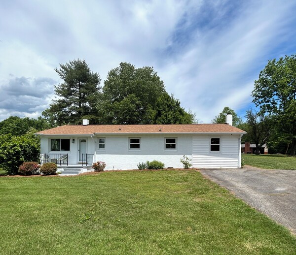 Charming 3-bedroom House With Ample Outdoor Acreage - Statesville, NC