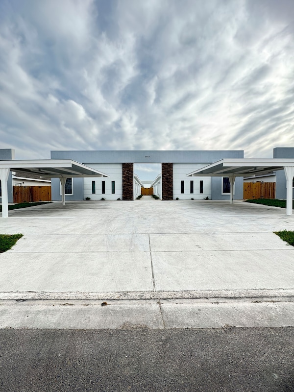 Elegant Living - Free Wifi, Kid Friendly And Near Shops & Resto - McAllen, TX