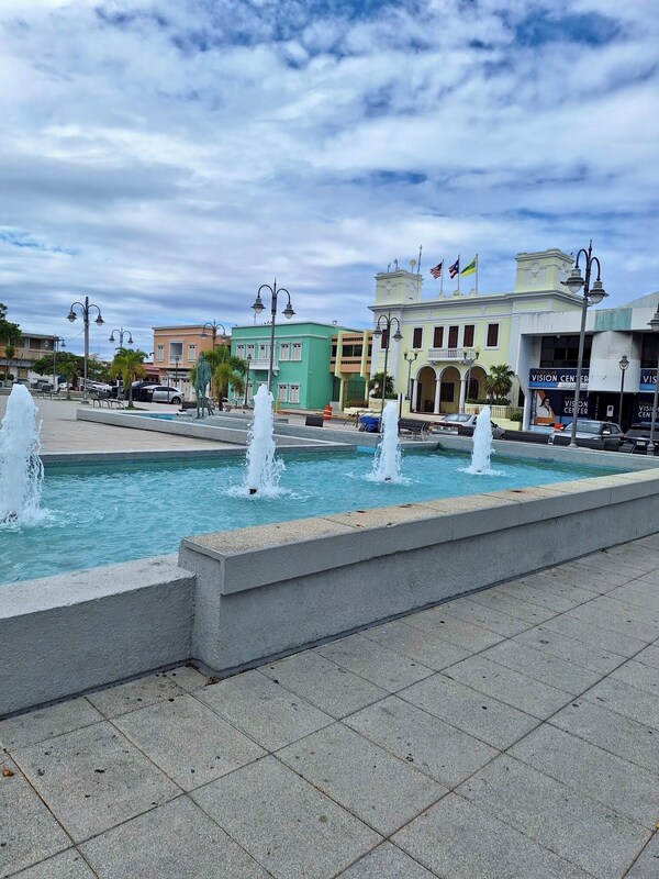 Charming 3-bedroom Oceanview Home, Steps From Beaches & City Square In Isabela - Isabela
