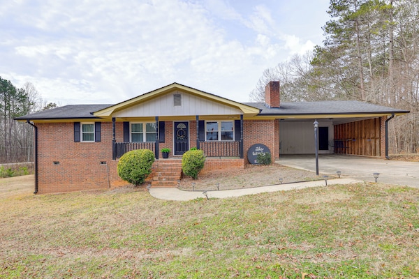 Near Lakes & Golfing: Spacious Loganville Home! - Covington, GA
