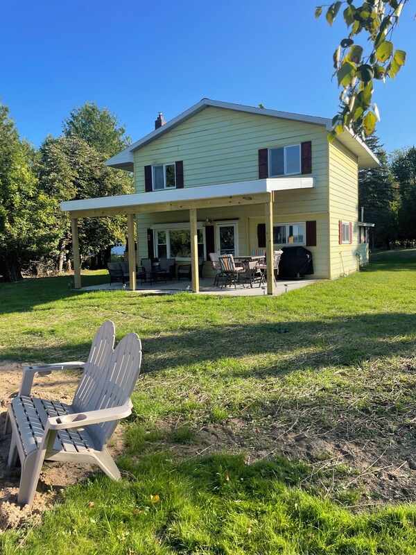 Vintage Cottage With Wifi In Alpena - 5 Bedrooms Available - Alpena, MI