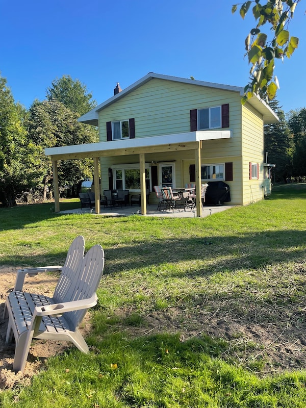 Vintage Cottage With Wifi In Alpena - 5 Bedrooms Available - Alpena, MI