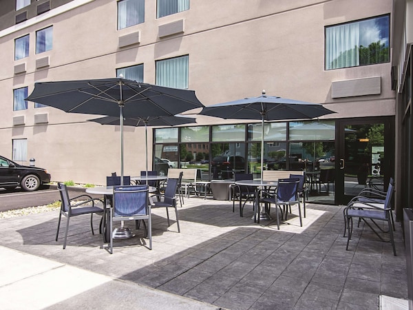 Central Room In Portland | Couple Stay W/ Complimentary Breakfast - Maine