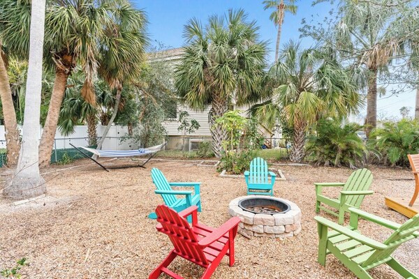 Spacious Coastal Home | Walk To Beach + Beach Gear - Indian Rocks Beach, FL