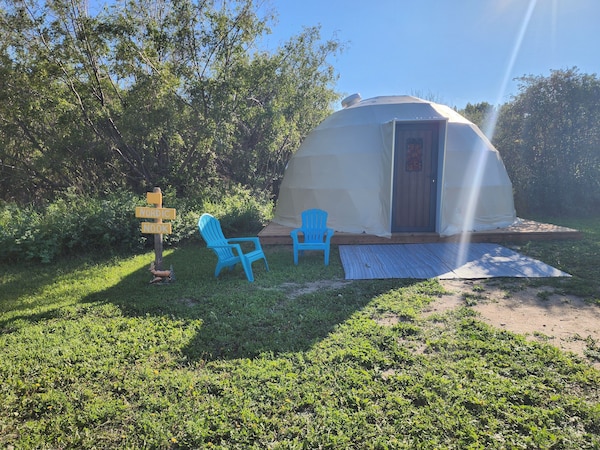 #D5 Nordic Nook Dome- 1 King Bed -No Pets Please - Drumheller
