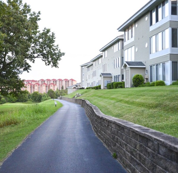 Best Location In Town! Spacious, Golf Course View & Close To Strip, Lake & Sdc - Branson, MO