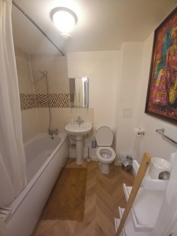 2 Beds, Sleeps 5, Pets Ok, Balcony & Free Parking - Eynsford Castle