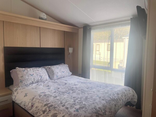 Lakeside 2 Bedroom Caravan - Cotswolds