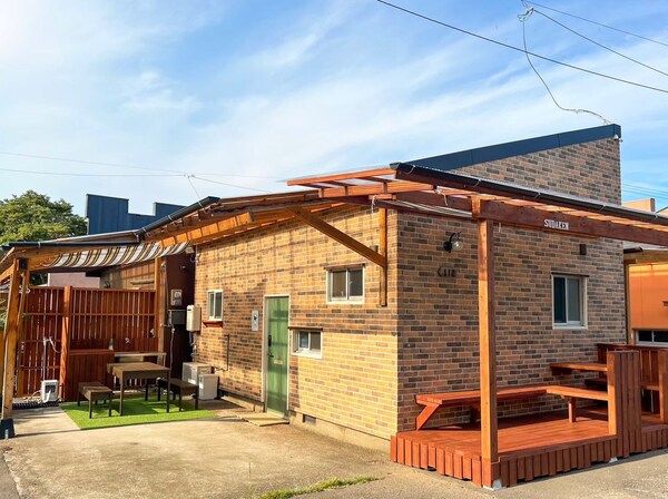 ペットと一緒にゆっくり泊まれる、カラフルな外観のお洒落な一軒家 / 日向市 宮崎県 - 宮崎県