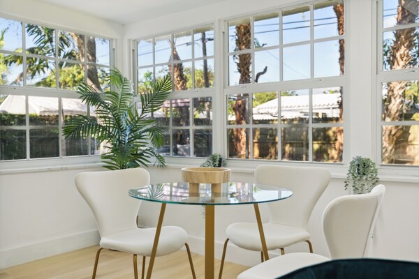 Charming  3-bedroom Newly Renovated Home With Great Backyard Patio Area & Grill - Sunrise