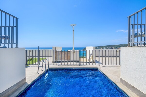 Beachside Unit In The Heart Of Manly-ocean Views - Narrabeen