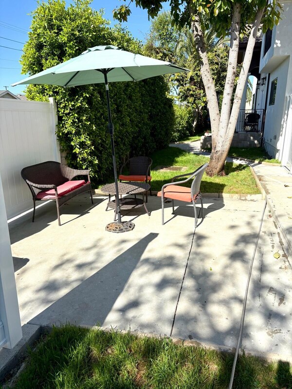 Private Guest House In Winnetka - 2bd/1ba Private Entrance And Yard Area - Topanga, CA