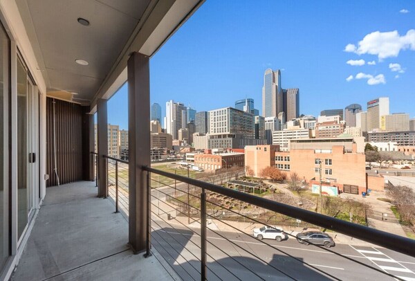 Cityscape 2br I Parking I King Bed I Workspace - Cotton Bowl Dallas