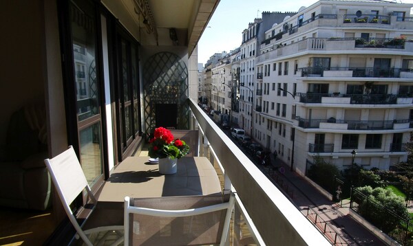 Paris-levallois Apartment 4*: 2 Bedrooms\/6 People 68m2, Parking, Near  Metro\/bus - Champs-Élysées - Paris