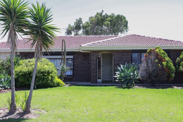 Beachside Base ~ Seaford - Private Family Coastal Retreat - 5 Min Stroll To Moana Beach - McLaren Vale