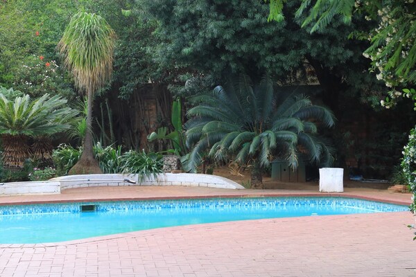 Tranquil Condo With Pool & Braai Area In Vibrant Randburg - Randburg
