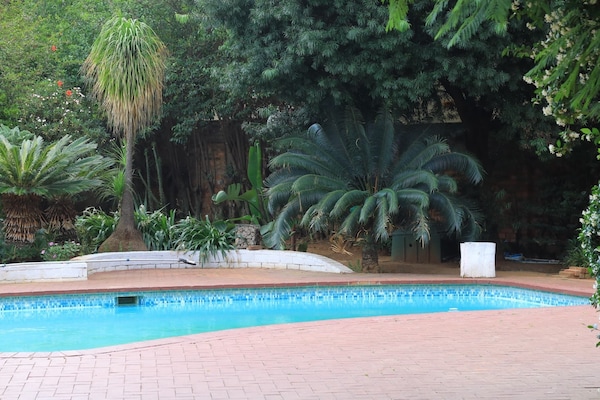 Tranquil Condo With Pool & Braai Area In Vibrant Randburg - Randburg