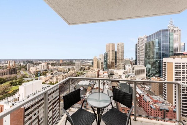 City View 1 Bedroom Apartment At Lonsdale Street Melbourne - Melbourne