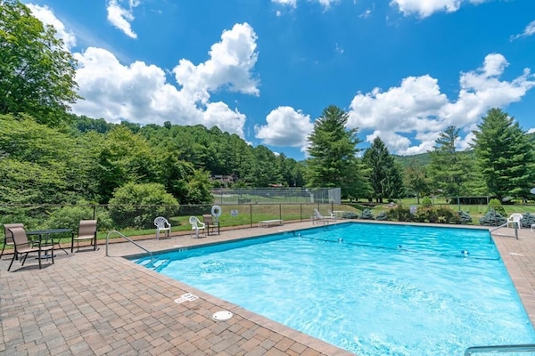 Grandfathers Gem Getaway: Affordable Cute Mountain House, Hot Tub, Porch Fire-pit, Propane Grill,... - Banner Elk, NC