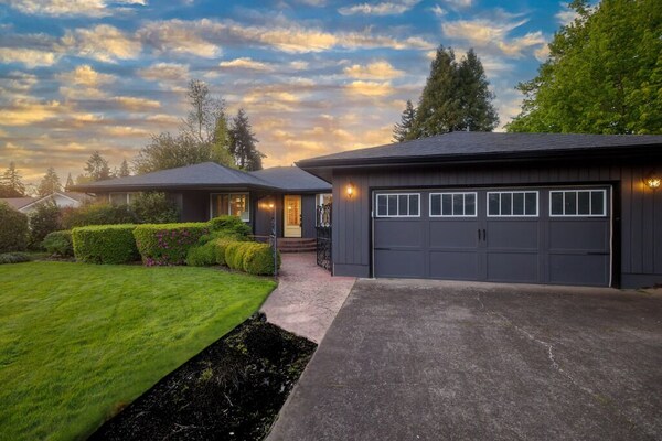 Premier Location: Group-friendly, Walk To Autzen! - Oregon