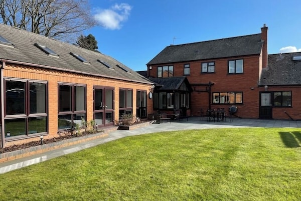 Elegant Home With Pool & Sauna Near Golf Course - Herefordshire
