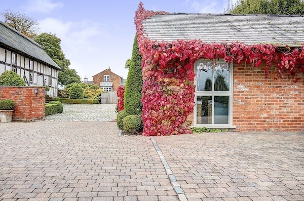 Stylish Stay Near To Carden Park: Cheshire Escapes - Wrexham