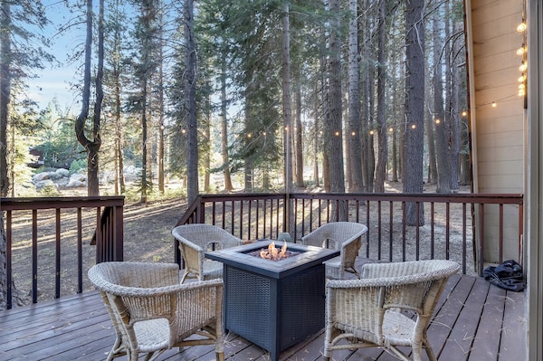 Truckee Cabin Getaway Sleeps 6 - Lake Tahoe