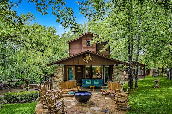 Stunning 2 Bedroom Cabin In The Woods, Covered Porch, Jacuzzi, Kitchen & Hot Tub - Eureka Springs, AR