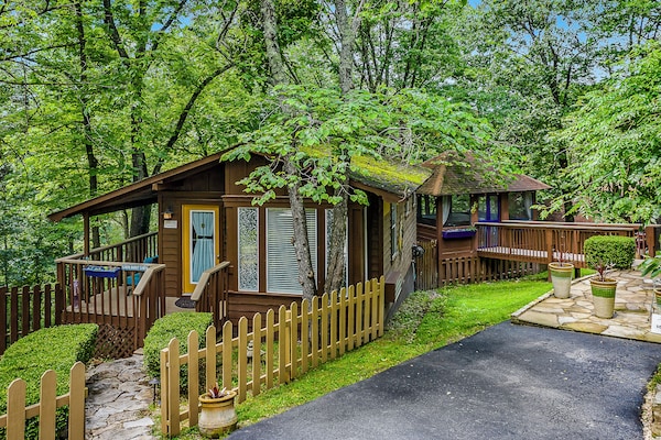 1 Bedroom Cabin In The Woods, Covered Porch, Jacuzzi, Kitchen & Hot Tub! - Eureka Springs, AR