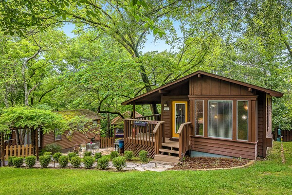 1 Bedroom Cabin In The Woods, Covered Porch, Jacuzzi, Kitchen & Hot Tub. - Eureka Springs, AR