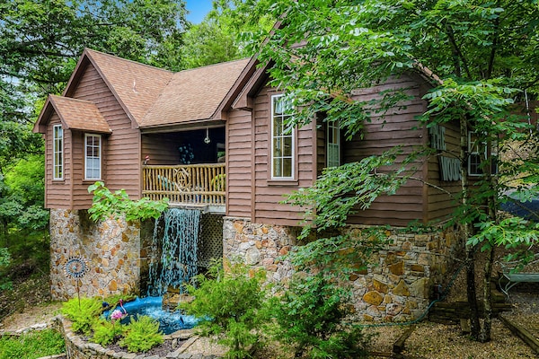 1 Bedroom Cabin In The Woods, Covered Porch, Jacuzzi, Kitchenette And Hot Tub. - Eureka Springs, AR