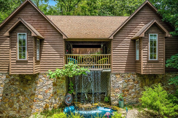 1 Bedroom Cabin In The Woods, Covered Porch, Jacuzzi, Kitchenette And Hot Tub. - Eureka Springs, AR