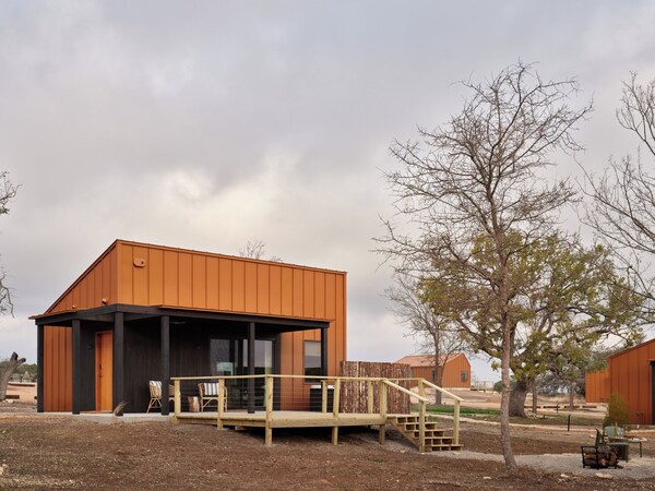 Luxury Cabin In The Center Of The Texas Wine Country; Large Private Porch W/hot Tub, Gas Grill And Fire Pit; Pet Friendly - Luckenbach, TX