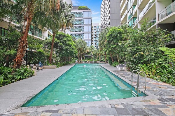 Sage Bloom Elegant Newstead Stay With Shared Pool - Newstead