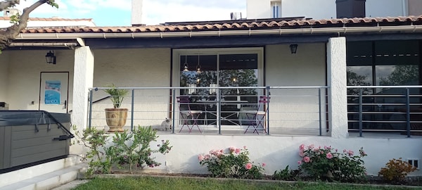 Agréable Villa De 5 Pièces, 110 Mètres Carrés, Jardin Arboré Exposée Sud - Sanary-sur-Mer
