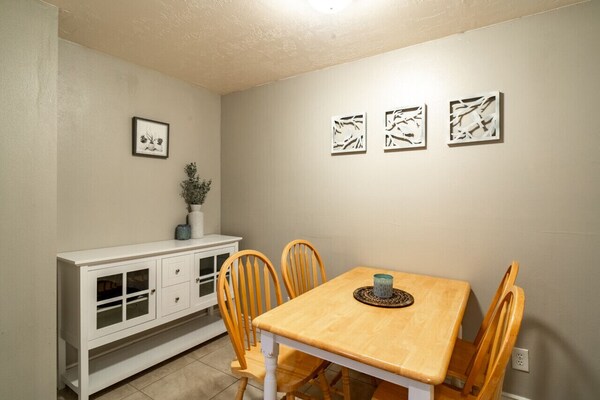 Get Together With Family And Enjoy The Outdoors In This Spacious, Comfortable Home In Utah Valley. - Provo, UT