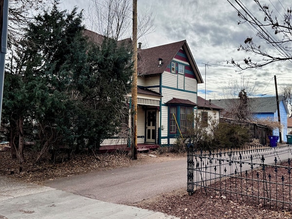 Spacious 2-bedroom Suite Downtown Colorado Springs - Colorado
