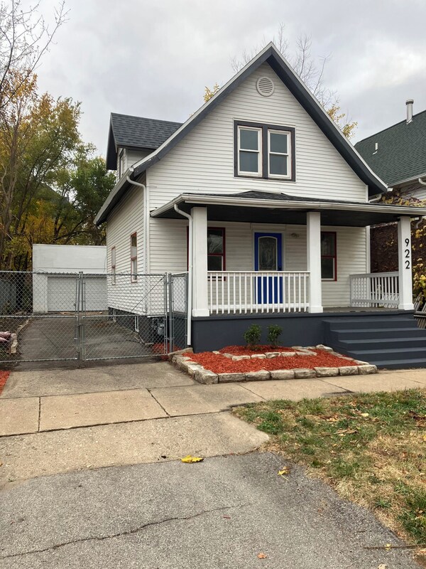 Art Pennington 4-bedroom House With Wifi In Cedar Rapids Newbo / Czech Village - Cedar Rapids, IA