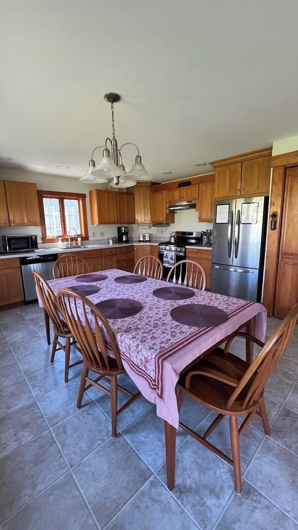 Large Farmhouse With Expansive Views, Firepit 15 Min North Of Keene - Keene, NH