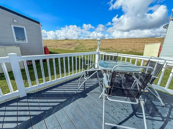 Stunning 6 Berth Caravan With Decking At Naze Marine Holiday Park Ref 17365br - Frinton-on-Sea