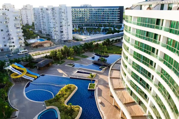 2 Bedroom Luxurious Apartment With Pools, Spa, Gym, Free Parking - Lara Beach
