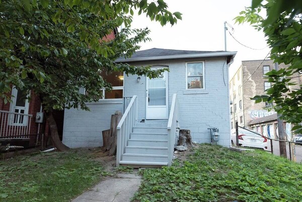 Downtown 2 Bdrm Bungalow In Unbeatable Location - Toronto