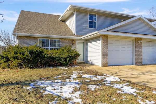 New! Spacious 4 Bed Great For Commuting, Dogs Ok - Columbia, MO